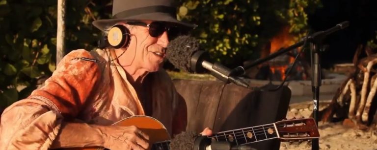Revisa la versión de Keith Richards para "Get Up Stand Up" — Futuro Chile