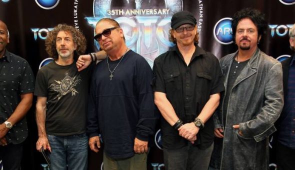 Toto presenta "Holy War", nuevo destacado de "XIV" — Futuro