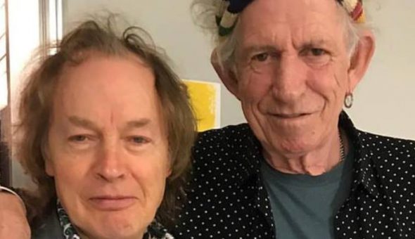 Keith Richards comparte con Angus Young de AC/DC en backstage de show ...