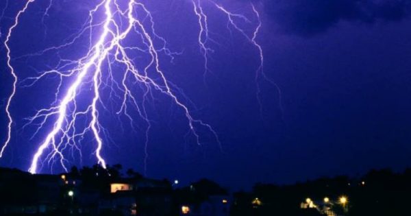 Una decena de rayos caen en el mismo lugar en segundos