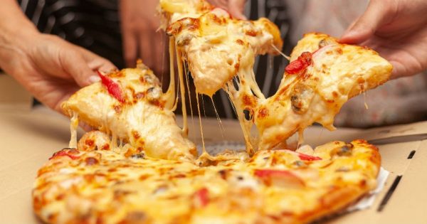 Mujer encontró asquerosa sorpresa en pizza que llegó a su casa — Futuro ...