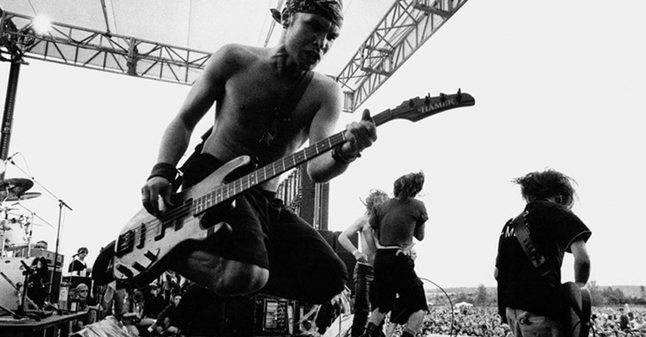 Hoy celebramos los 58 años del gran Jeff Ament, bajista de Pearl Jam ...