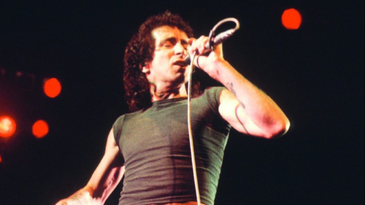 Bon Scott es homenajeado con el lanzamiento de su primer sitio oficial ...