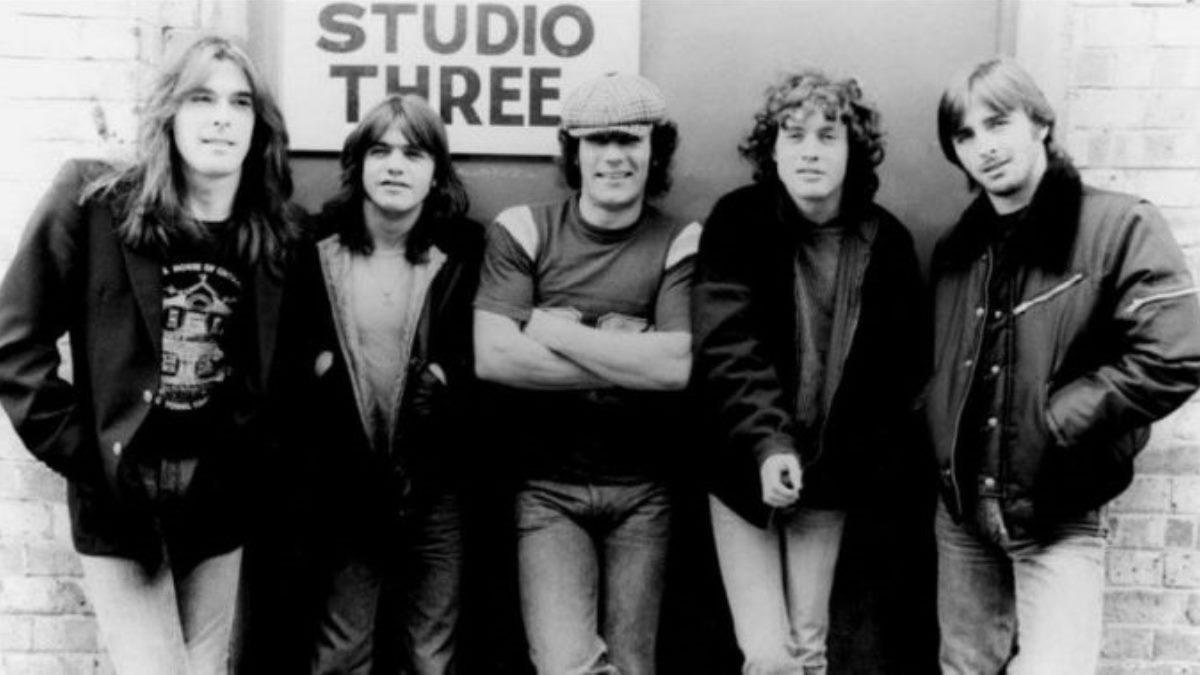 ESPECIAL // 10 curiosidades de "Back In Black" de AC/DC — Futuro Chile