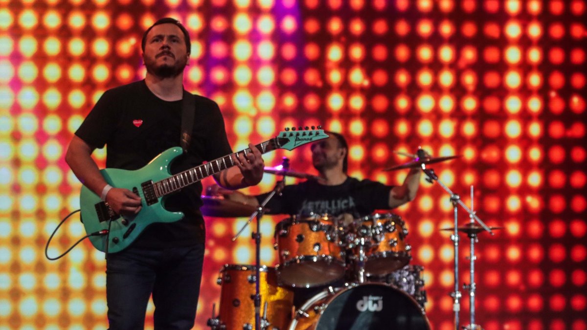 A todo rock: Álvaro Paci tocó clásicos con banda en Teletón 2021 ...