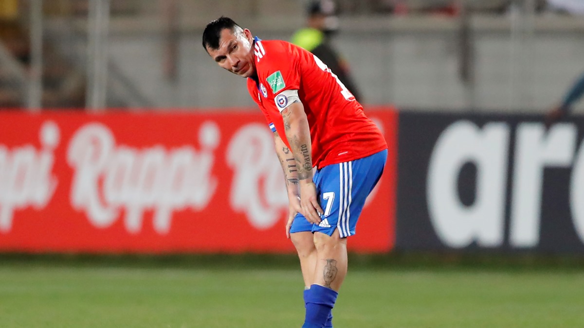 ¿Qué habrá querido decir? Gary Medel posó con la pelota de Qatar 2022 ...