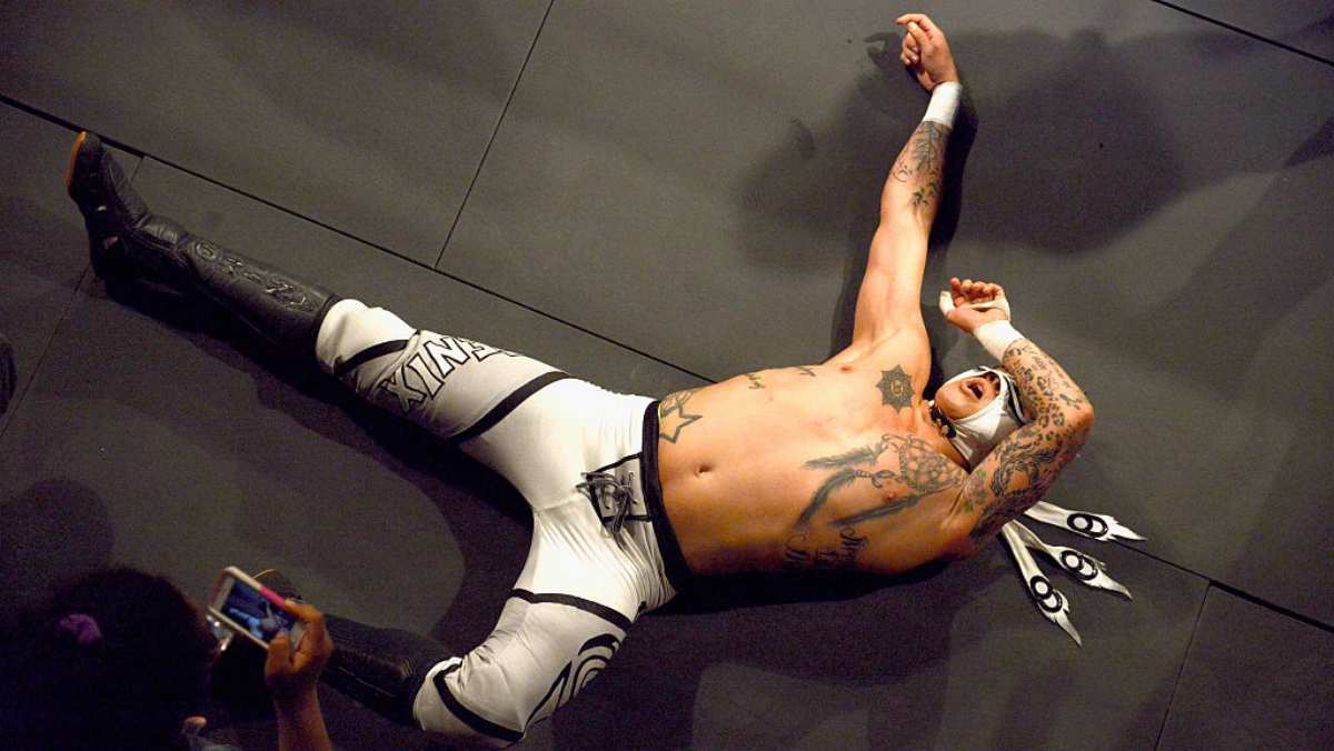 AEW Dynamite 2022: La escalofriante lesión del luchador Rey Fénix ...