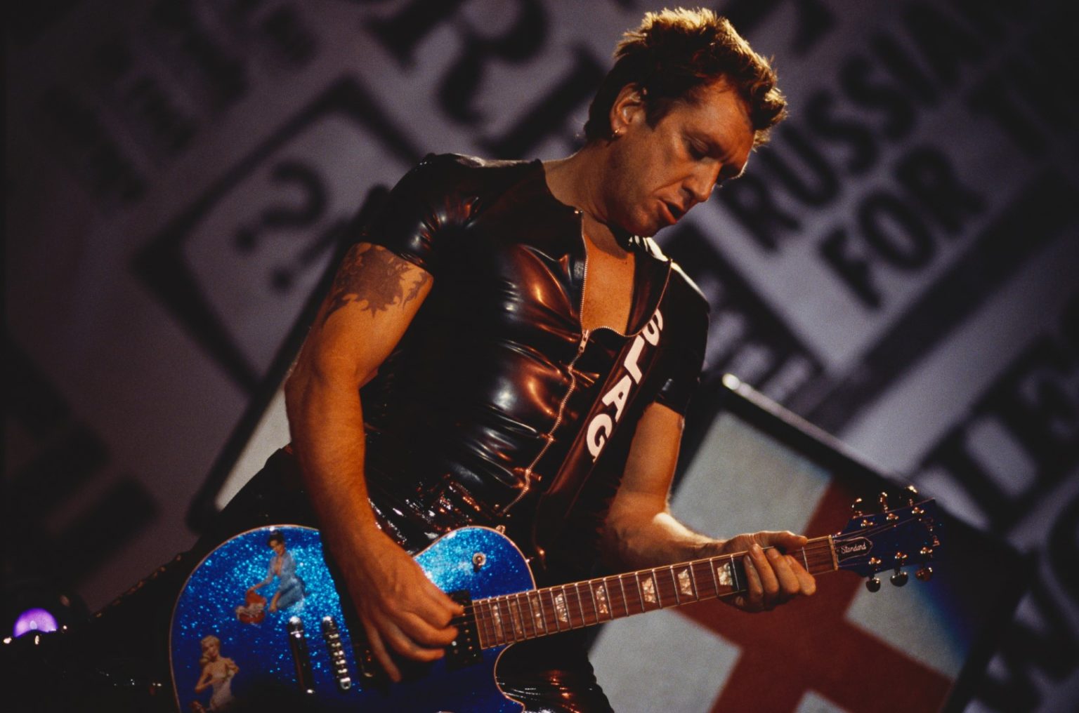 20 héroes de la guitarra del rock con una Gibson Les Paul al hombro ...