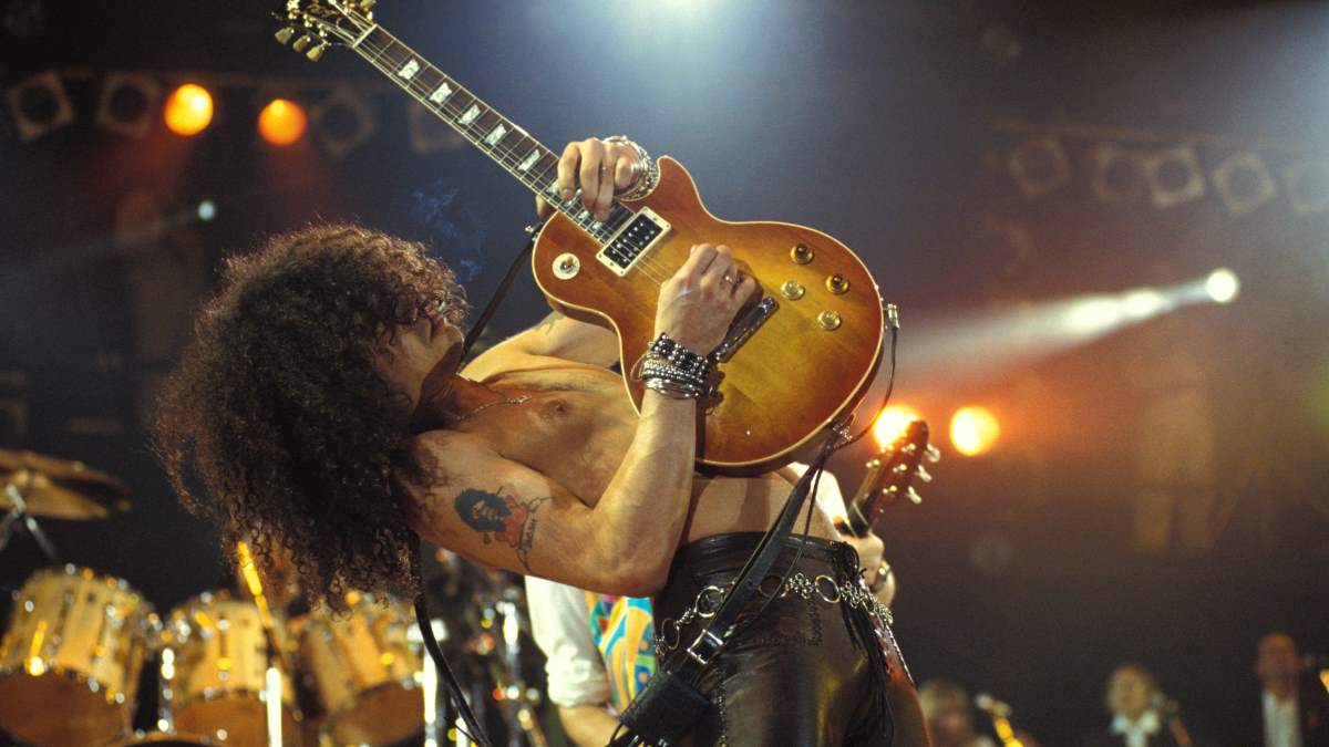 Joven Slash Tocando La Guitarra
