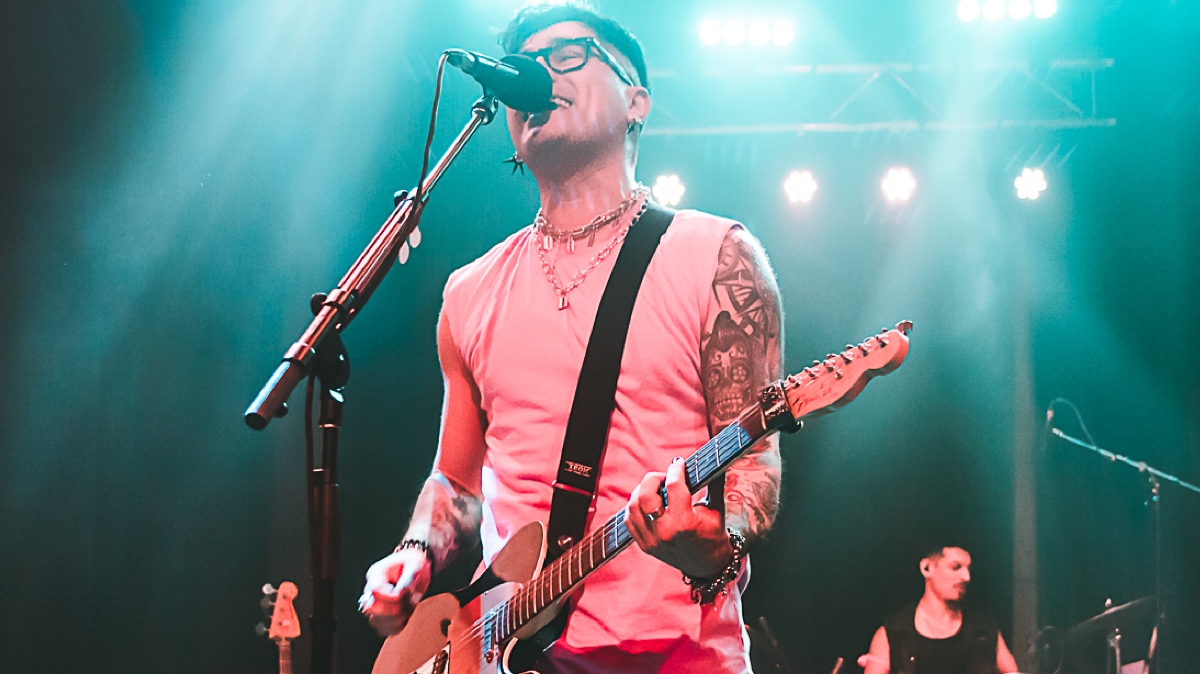 Carlos Azócar estrena su nuevo sencillo "Tu Mejor Recuerdo" — Futuro Chile