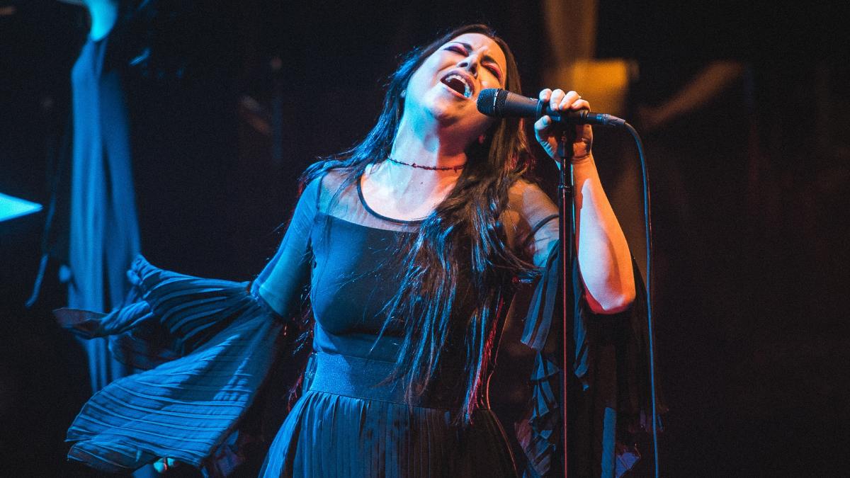 Vocalista de Evanescence revela que "Bring Me To Life" se trata de una ...