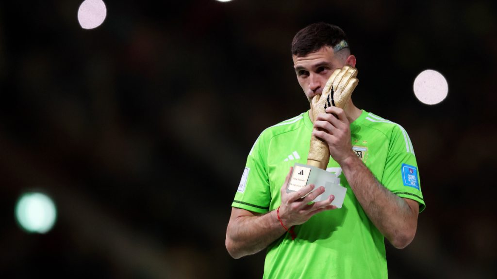 "Dibu" Martínez: su obsceno gesto al recoger el Guante de Oro del Mundial — Futuro Chile