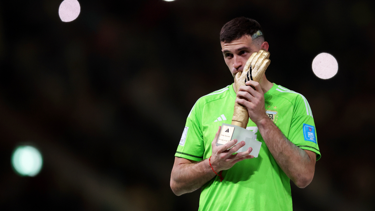 "Dibu" Martínez: su obsceno gesto al recoger el Guante de Oro del Mundial — Futuro Chile