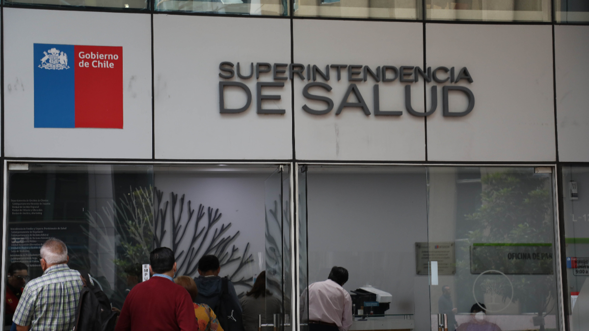 Colegio Médico exige al Gobierno a terminar con la crisis de las ...