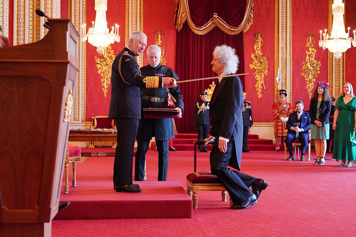 Sir Brian May es nombrado caballero por el Rey Carlos de Inglaterra ...