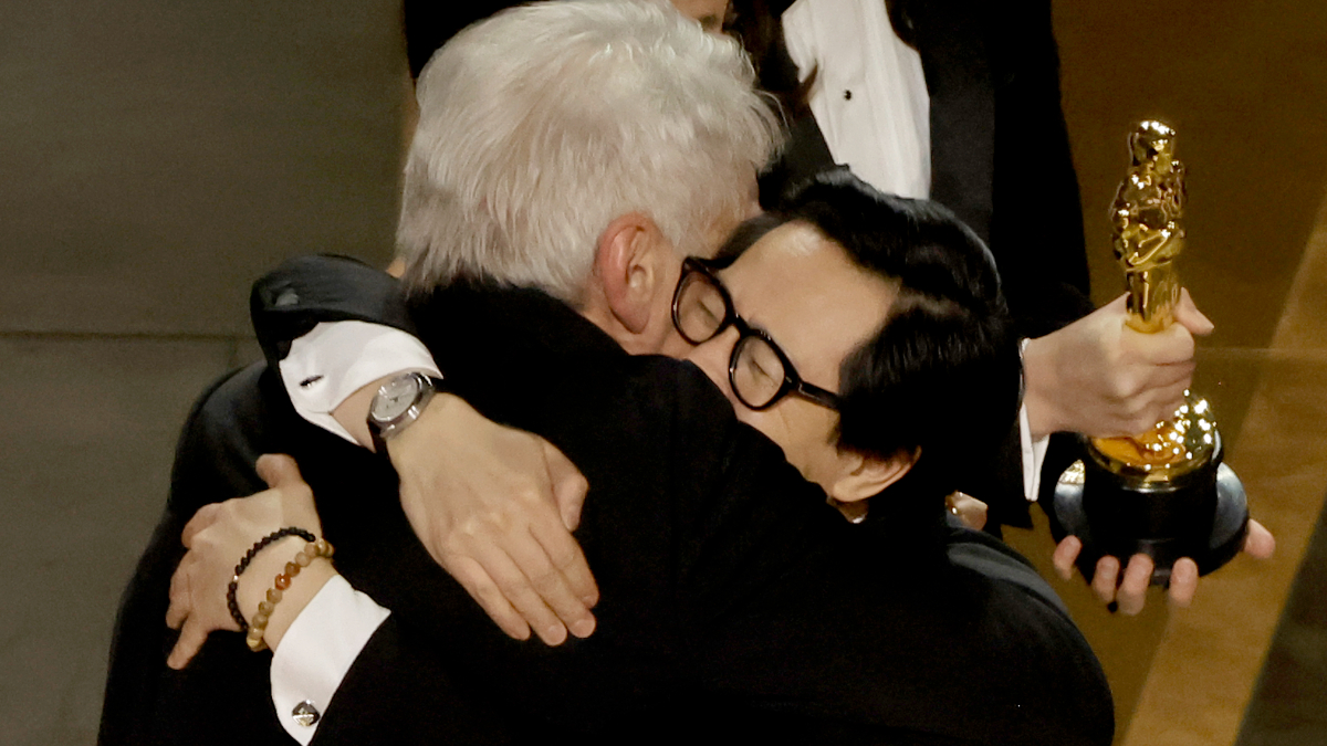 Oscar 2023: El emotivo abrazo entre Ke Huy Quan y Harrison Ford ...