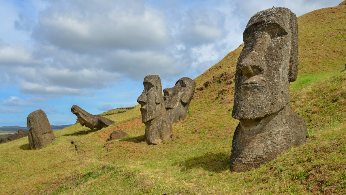"Luego aparece otro": Encuentran impactante moai sepultado en lago ...