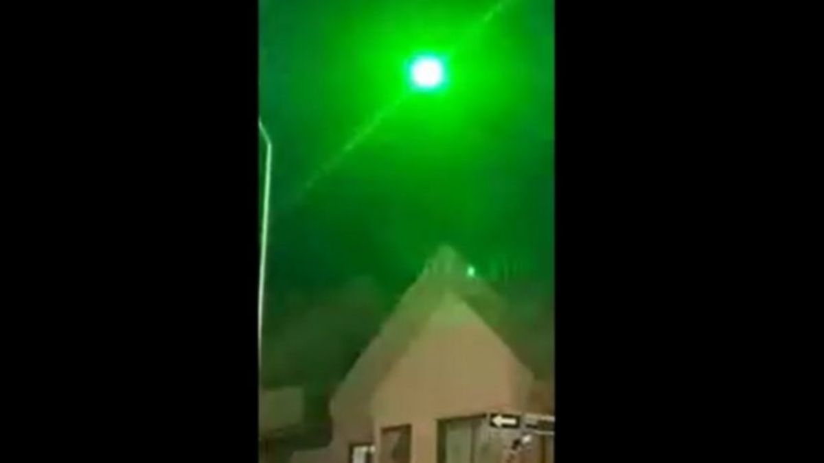 Sujetos apuntaron al cielo con un laser y no esperaban lo que les pasó ...