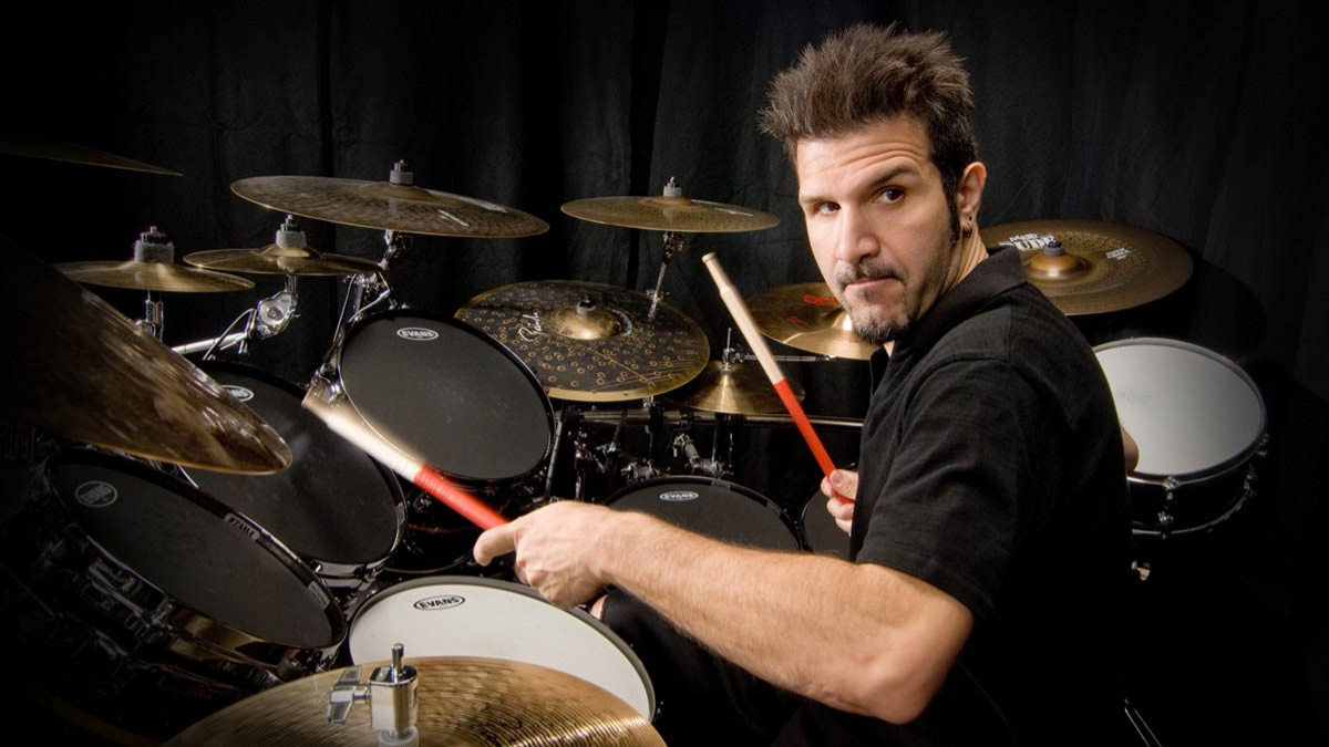 Charlie Benante no está contento con el odio que recibe por tocar en ...