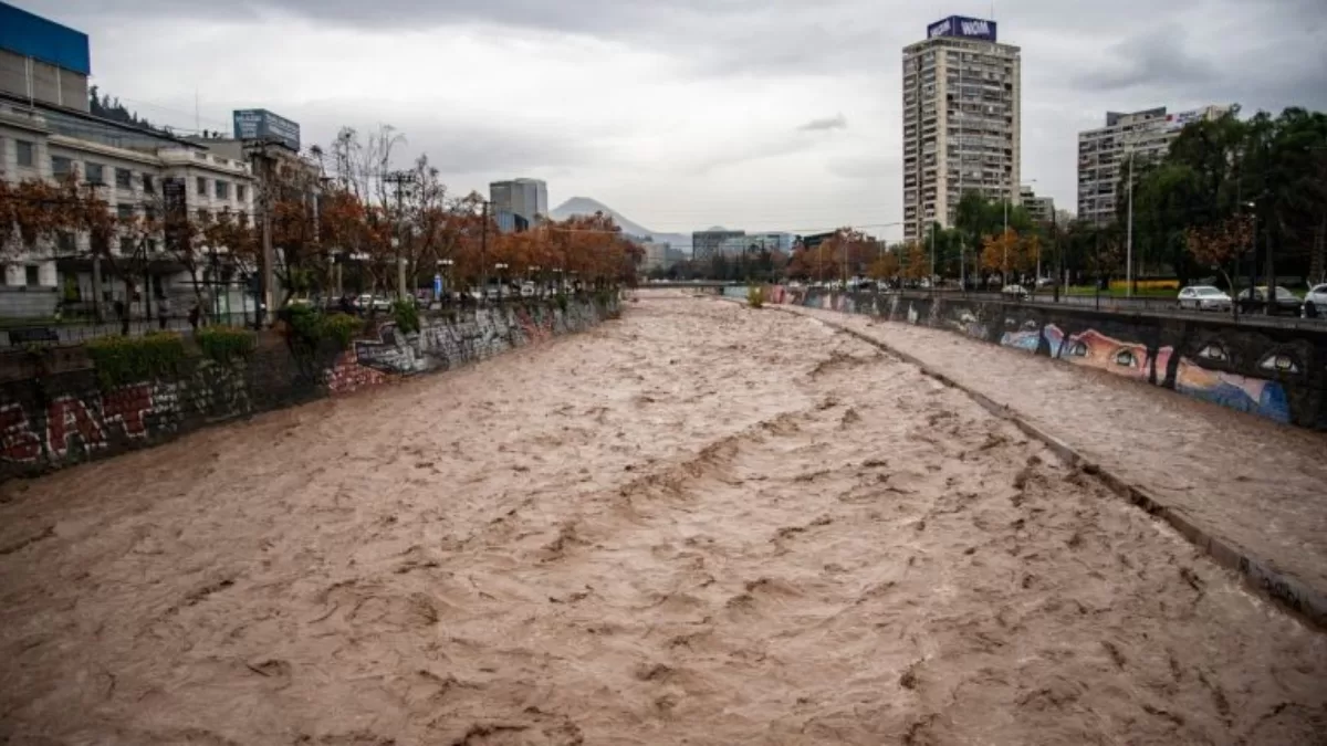 Sistema frontal: aumento del caudal del Río Mapocho sorprende a los ...