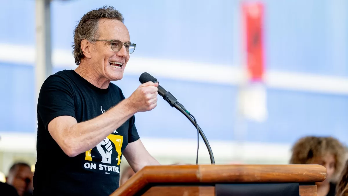 Bryan Cranston se suma a la huelga con potente mensaje a Bob Iger de ...