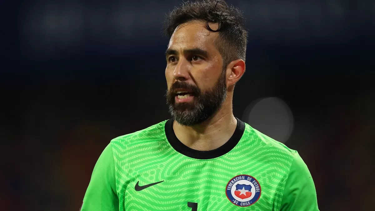 Claudio Bravo se refiere a la posibilidad de representar a Chile los ...