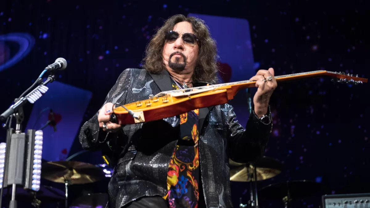 Ace Frehley toca en la luna en el video de su nueva canción: "Walkin ...