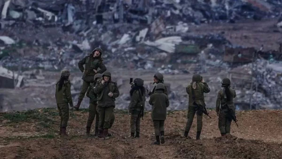 La perturbadora imagen de soldados israelíes sacándose una selfie con ...