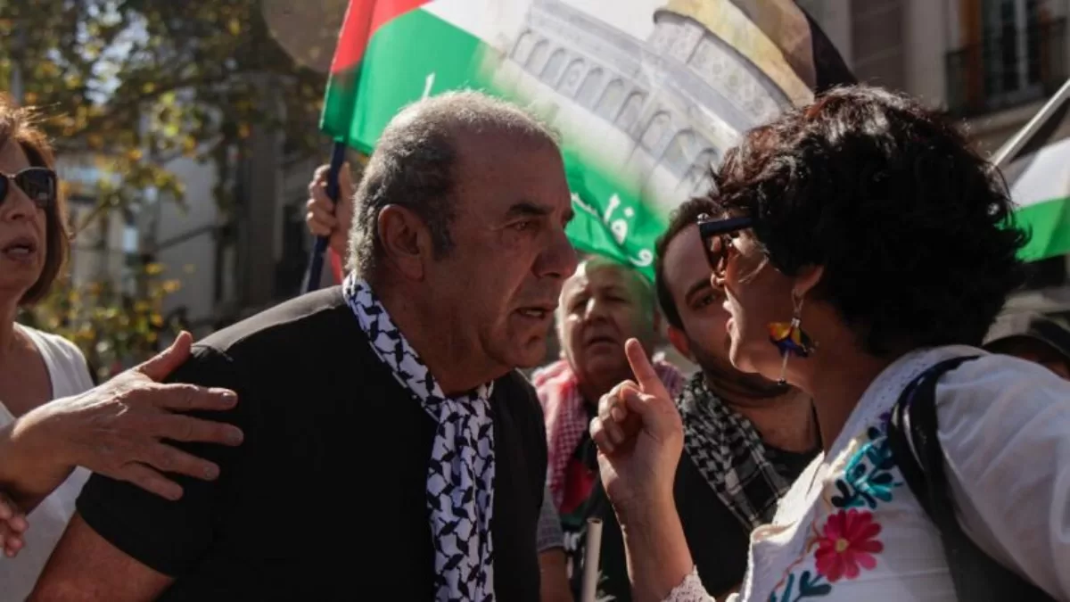 Checho Hirane es expulsado de marcha pro Palestina en la Alameda ...