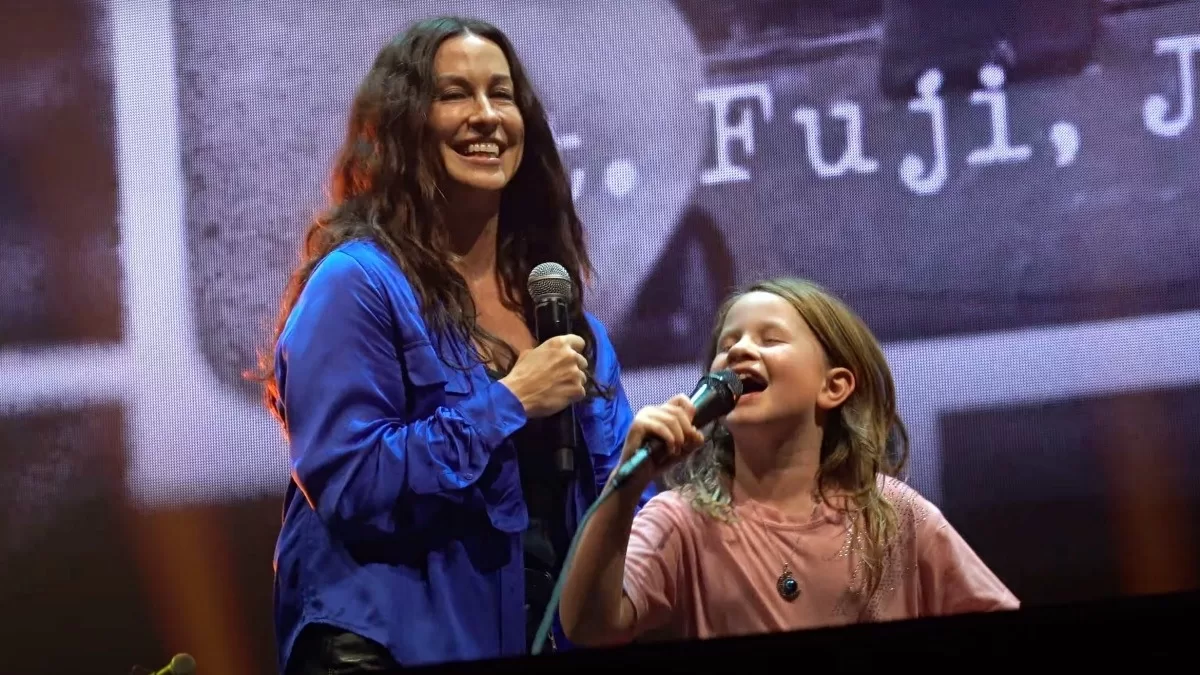 Alanis Morissette canta "Ironic" con su hija Onyx por su octavo ...