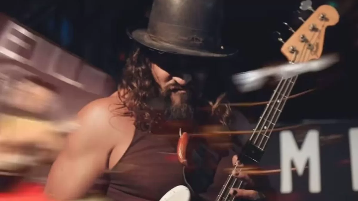 Mira a Jason Momoa tocando clásicos de Metallica y Black Sabbath con su ...