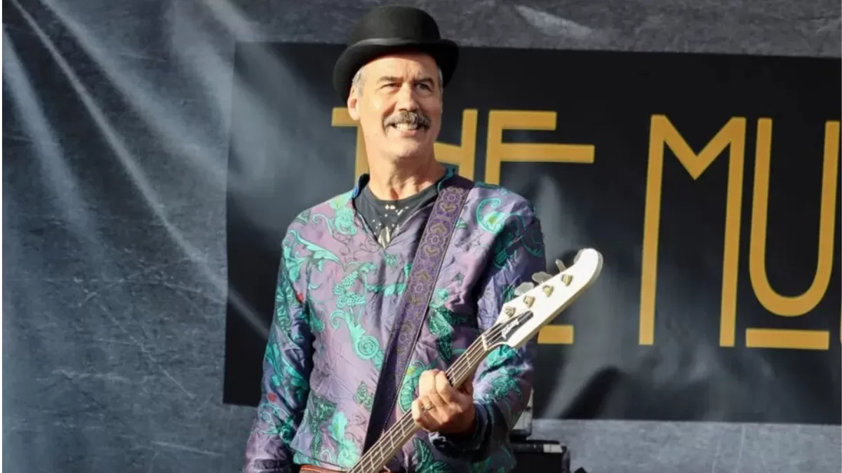 Krist Novoselic toca "Love Buzz" de Nirvana con The Bona Fide Band ...