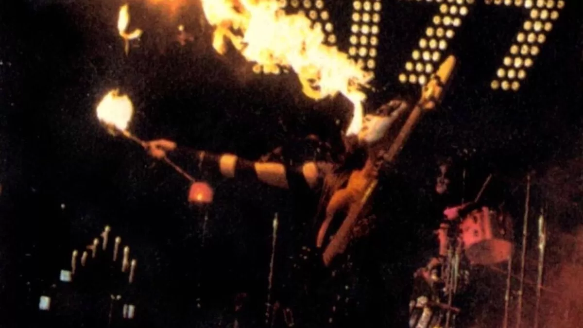 El Año Nuevo en que Gene Simmons prendió fuego a su cabello — Futuro Chile