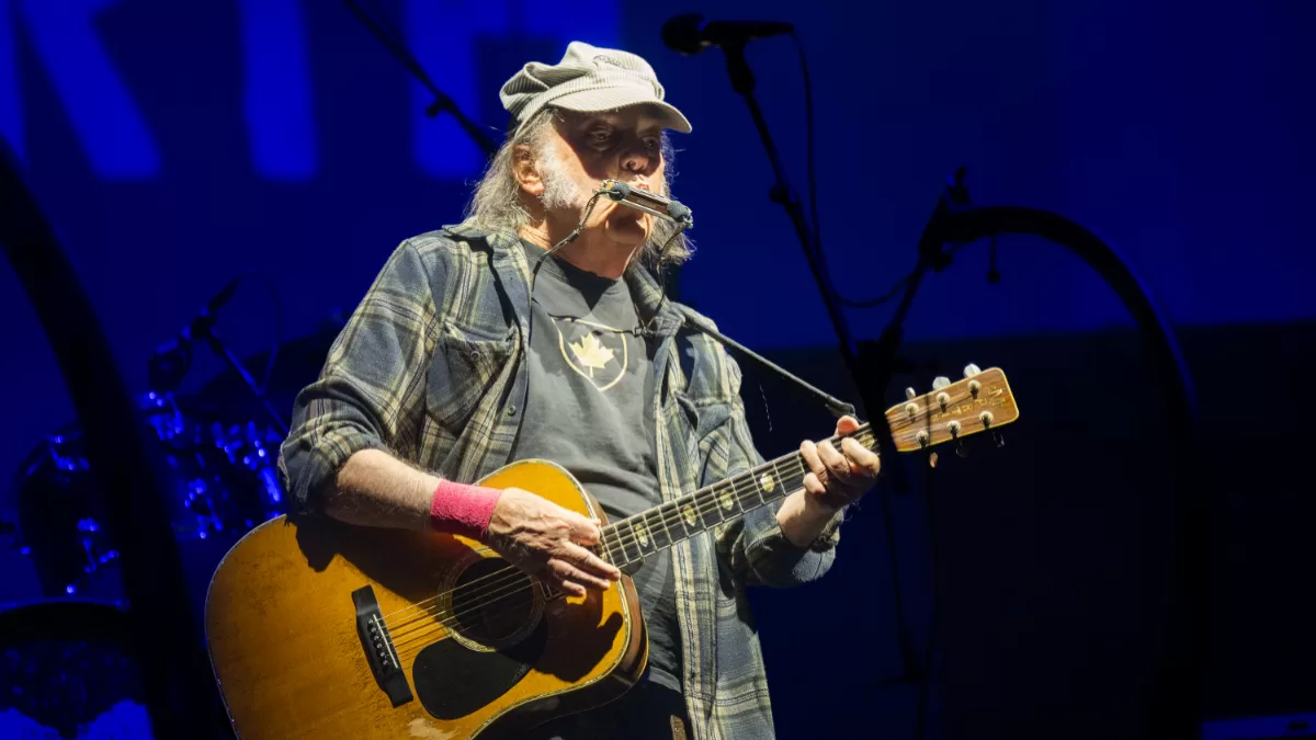 "Es inadmisible": Neil Young deja Facebook tras controversial uso de la ...